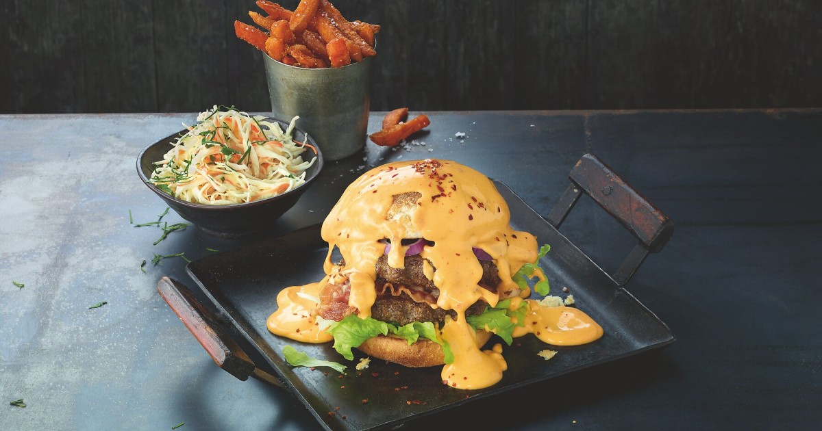 Homestyle Burger mit Käsesoße – Salomon Foodworld